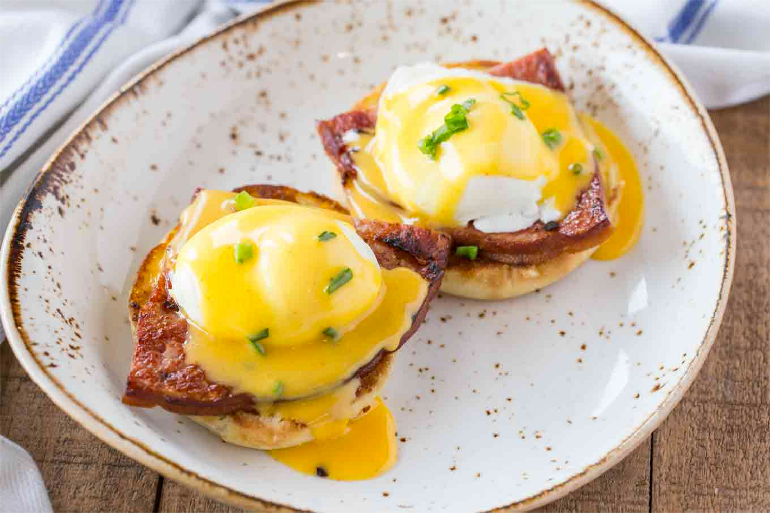 Cum sa prepari cele mai delicioase Oua Benedict fara efort - cumsa.ro Cum sa prepari cele mai delicioase Oua Benedict fara efort - cumsa.ro