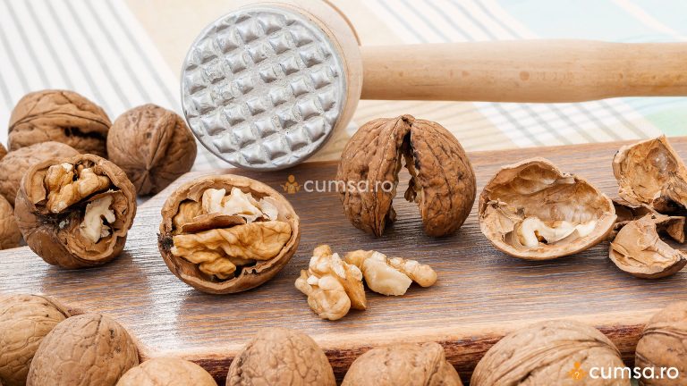 Metode de spart nuci. Cum sa cureti nucile de coaja, usor si rapid ...