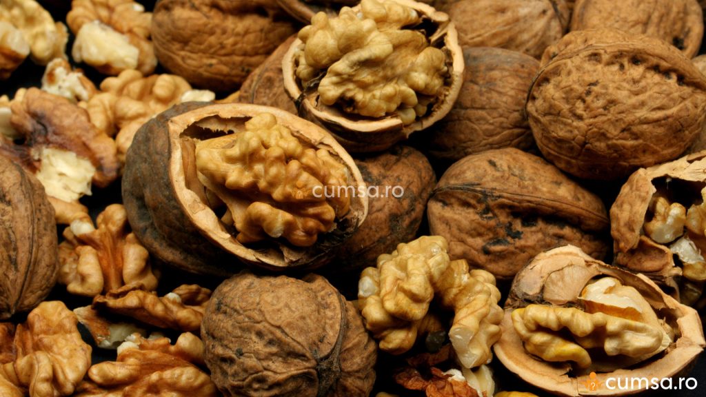 Metode de spart nuci. Cum sa cureti nucile de coaja, usor si rapid ...