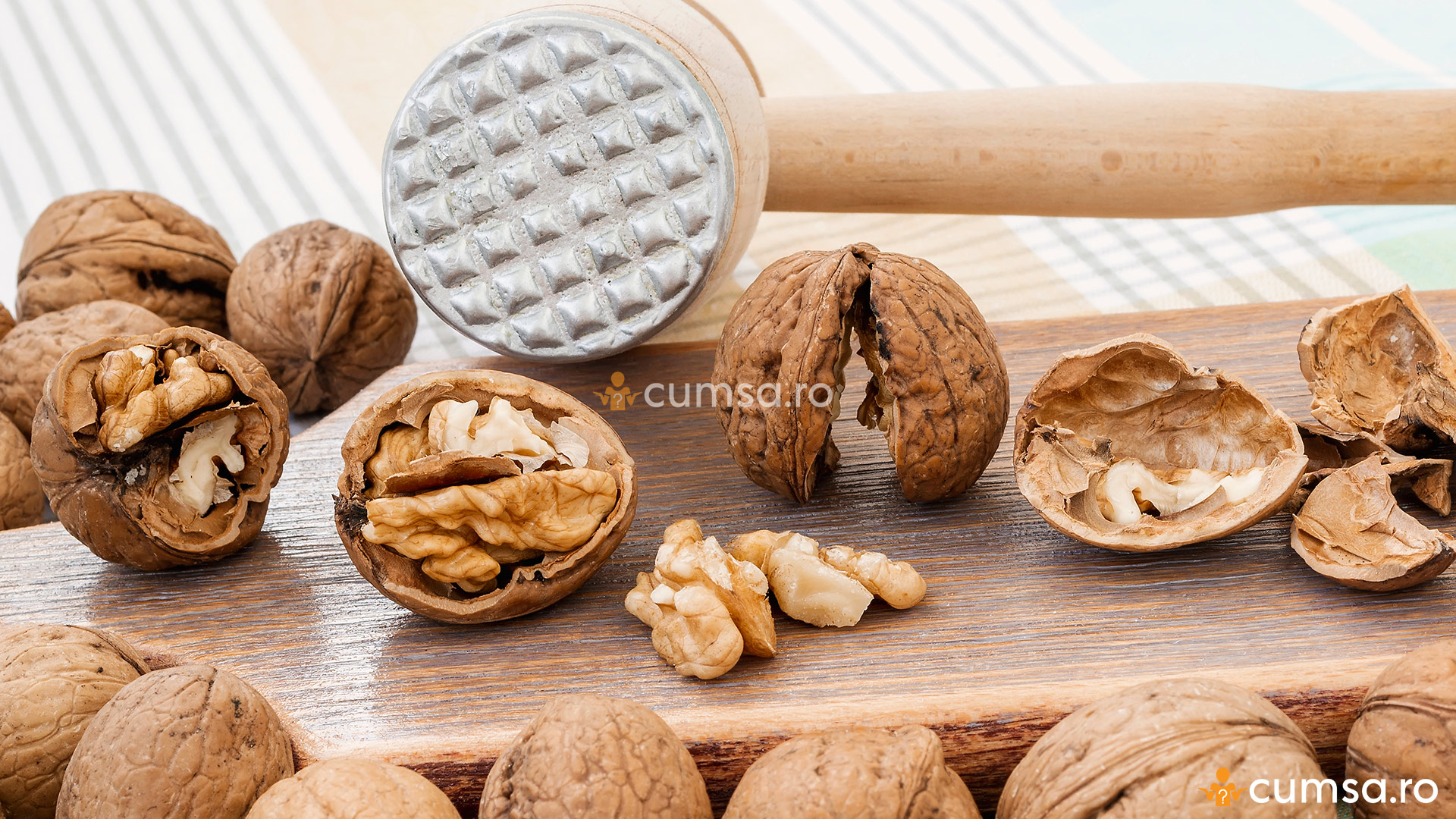 Metode de spart nuci. Cum sa cureti nucile de coaja, usor si rapid ...
